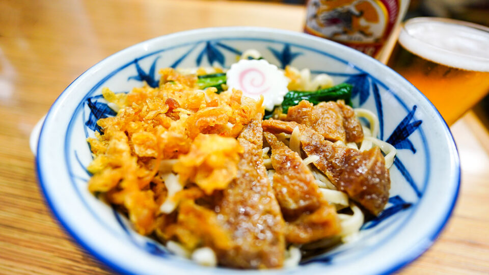 浅草『翁そば』大正3年創業、芸人が愛する裏メニュー「むじな」でビール – Syupo [シュポ]