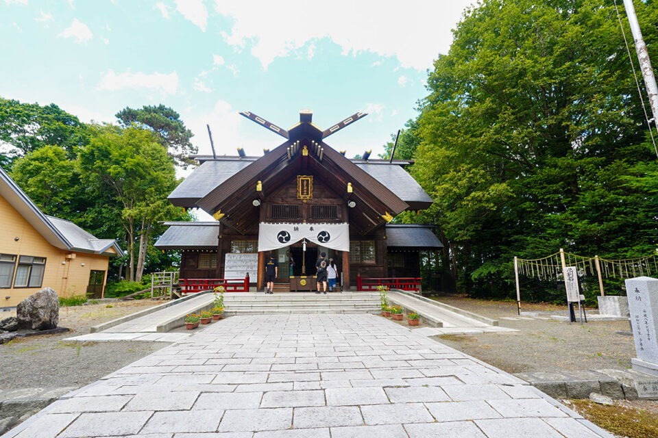 一杯のビールは畑から生まれる。上富良野で『サッポロ クラシック』の故郷を訪ねた【北海道取材#3】 – Syupo [シュポ]