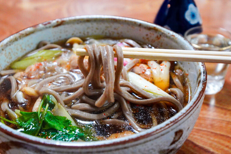 山形『なかの』昭和45年創業 絶品鶏そばと芋煮で地酒が進む！名物女将の蕎麦居酒屋 – Syupo [シュポ]